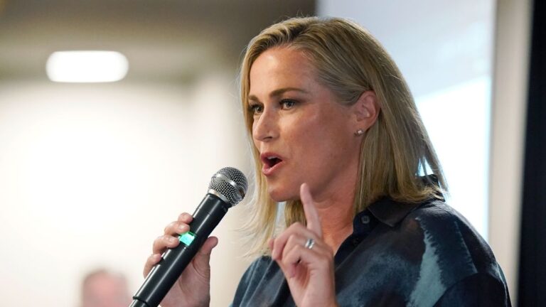 Who Are British Singer RAYE Sisters And Parents? Family In Detail ...