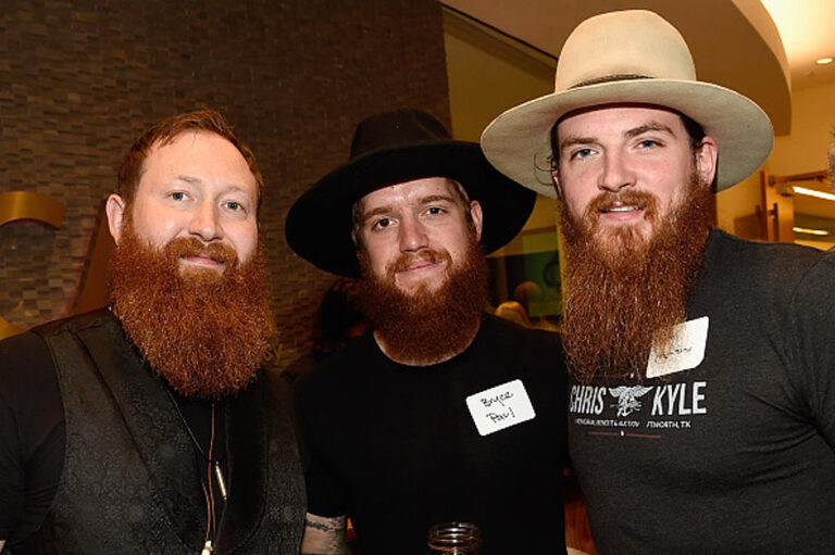 Who Are British Singer RAYE Sisters And Parents? Family In Detail ...