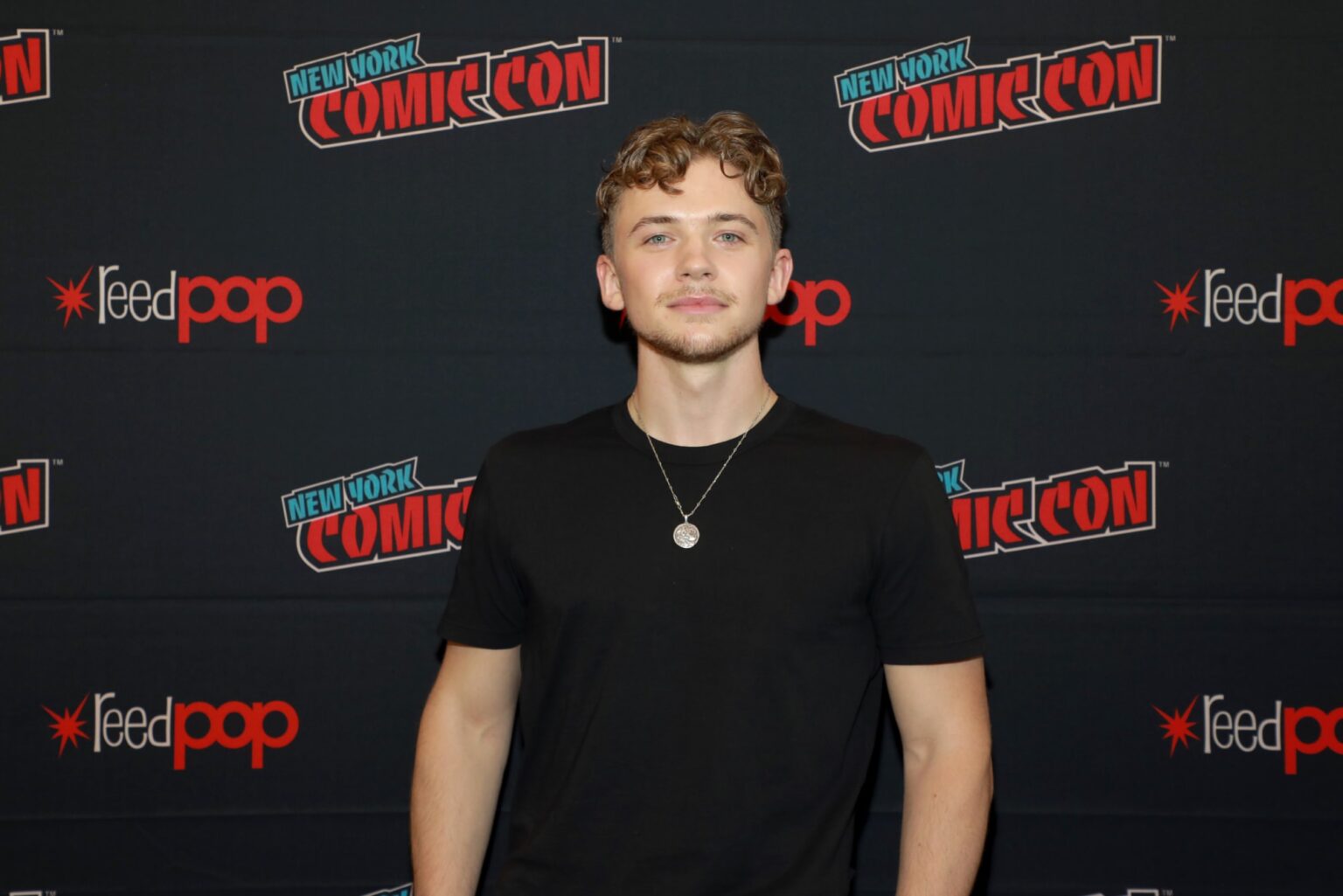 Who Are British Singer RAYE Sisters And Parents? Family In Detail ...