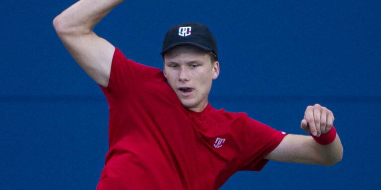 Who Are British Singer RAYE Sisters And Parents? Family In Detail ...