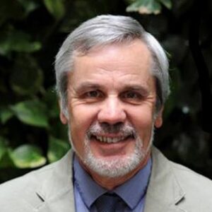 Who Are British Singer RAYE Sisters And Parents? Family In Detail ...