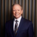 Who Are British Singer RAYE Sisters And Parents? Family In Detail ...