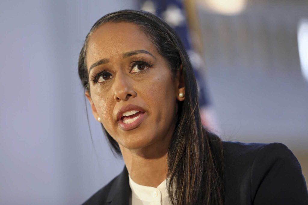 Who Are British Singer RAYE Sisters And Parents? Family In Detail ...